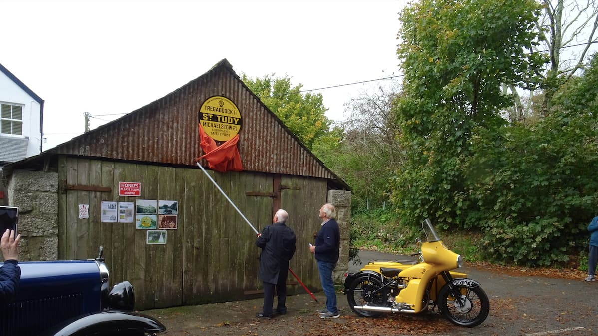 Historical motoring sign replica unveiled in St Tudy | thepost.uk.com