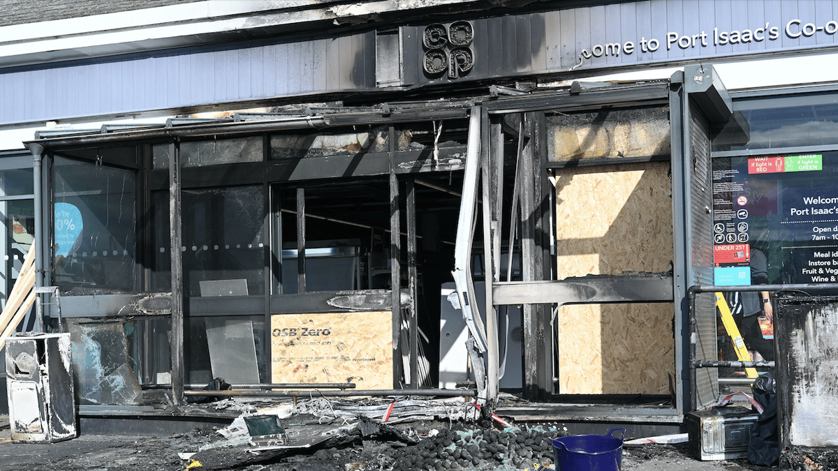 Port Isaac vehicle fire destroys shop front | thepost.uk.com