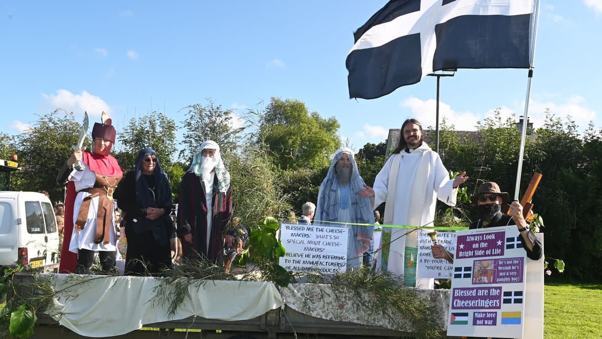 In Pictures: St Tudy Carnival | thepost.uk.com