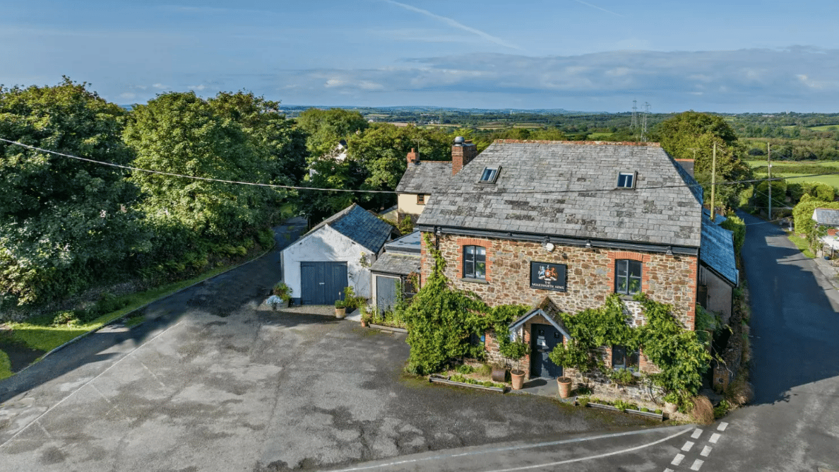 Run your own pub with this "highly individual" bar and restaurant for ...